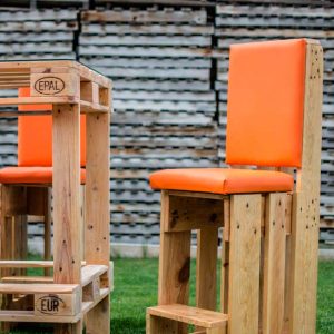 Mesa y sillas con palets – PALETS Y MUEBLES